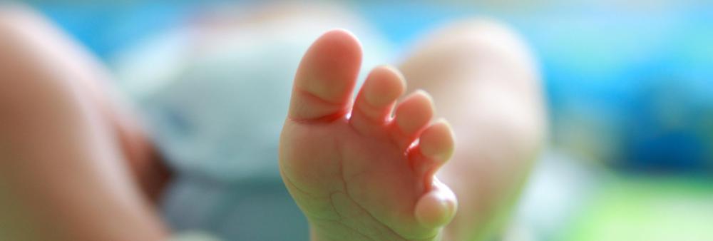 Operan con éxito a un bebé con dos penes, uno de ellos en la espalda ...