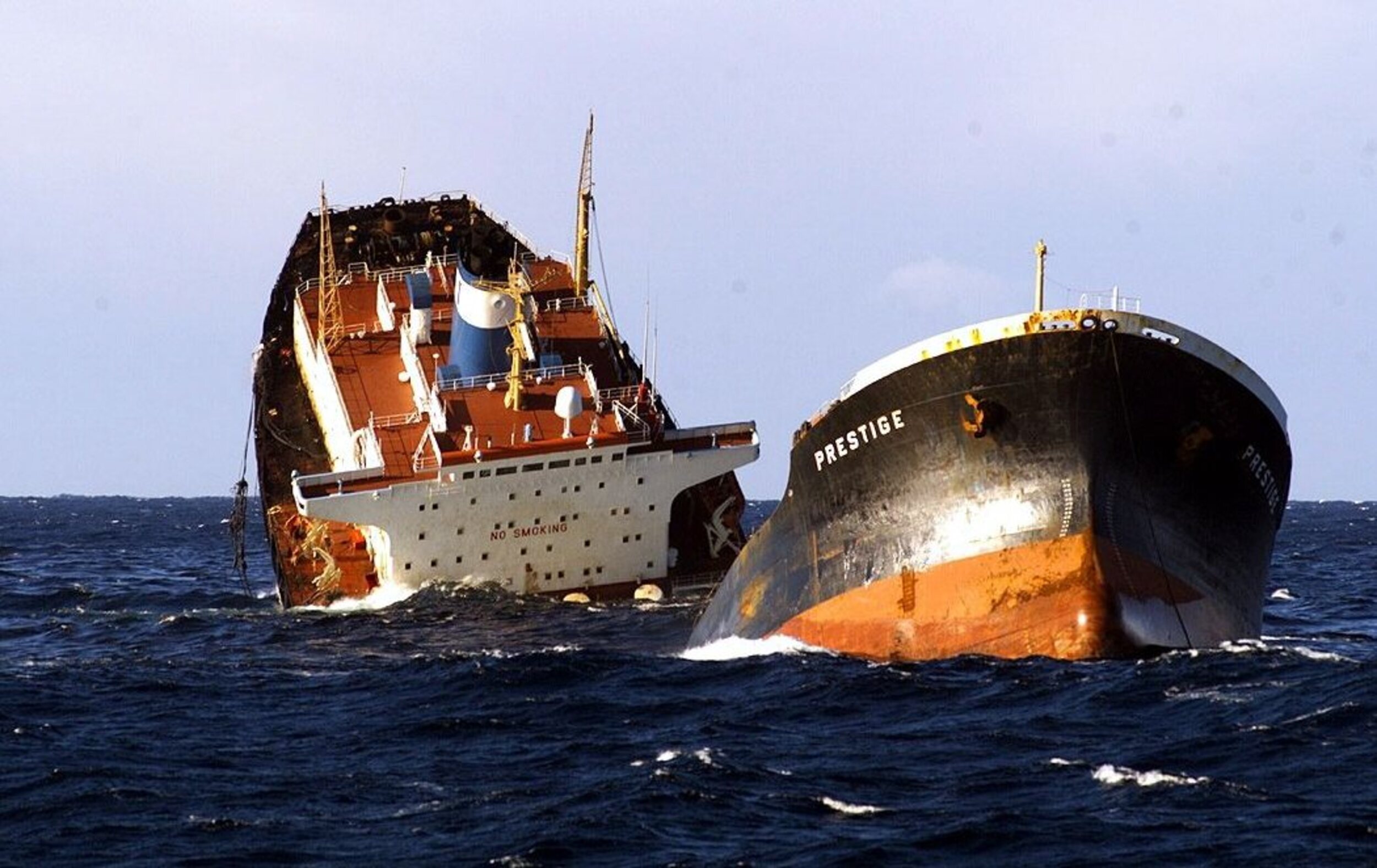 20 años del Prestige, el mayor desastre medioambiental de España - Los ...