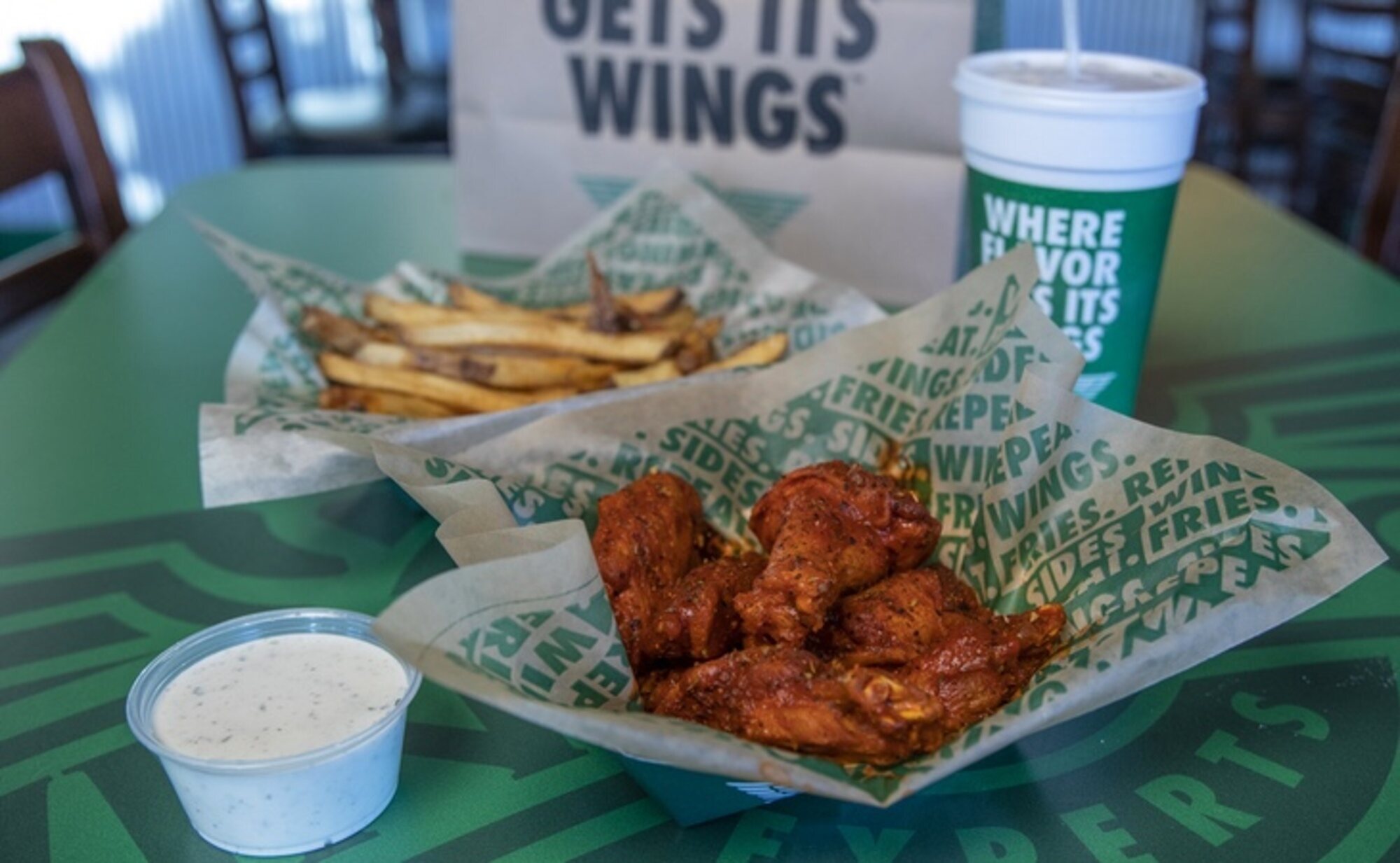 Qué es Wingstop, la cadena de restaurantes que aterriza en Madrid ...